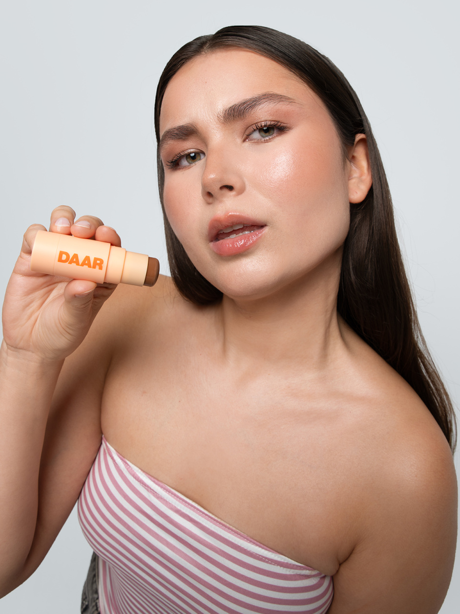 Handla bronzer stick bronzed honey hos DAAR Cosmetics